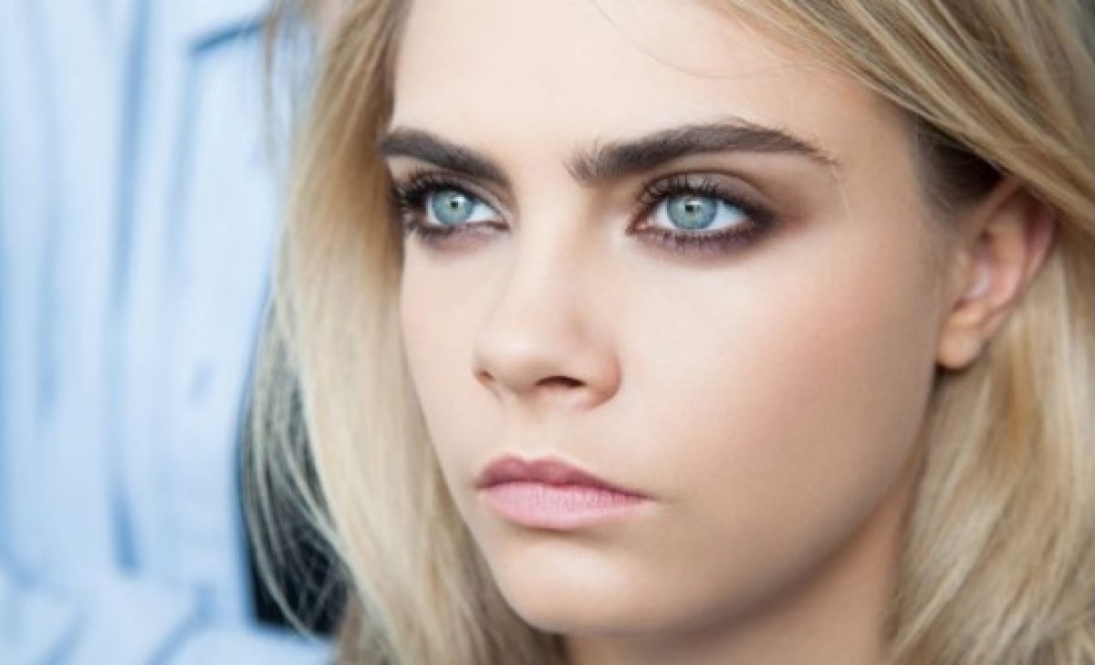 Pelo mono y ceja negra