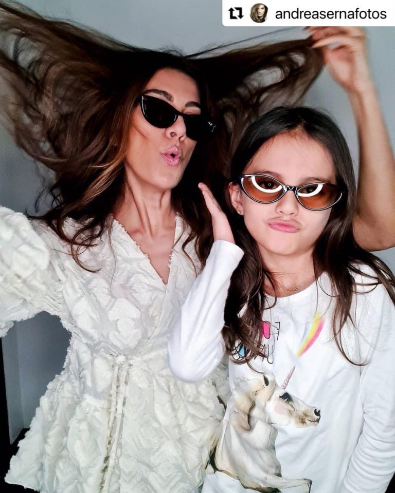 Andrea Serna presumió los pequeños abdominales de su hija Emilia - Vibra