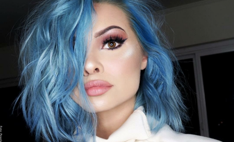 Cabello azul oscuro: tendencia para llevar en tu cabeza