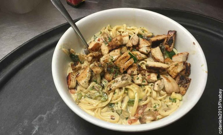 Cómo hacer espaguetis con pollo, ¡receta con crema de leche!