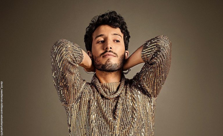 Sebastián Yatra sin ropa y con las manos en la masa