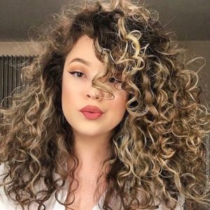 Balayage en cabello crespo, ¡un look que te encantará!