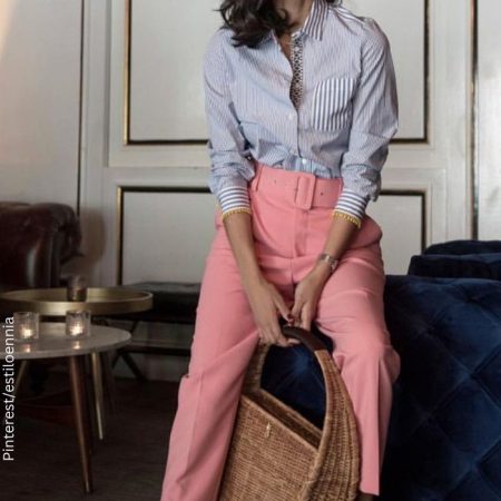 Combinar outfit con pantalón rosa no es misión imposible