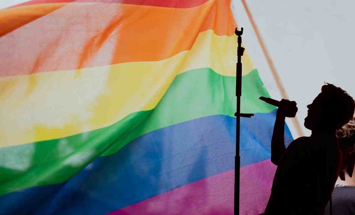 cantante reveló su orientación sexual después de 14 años de matrimonio
